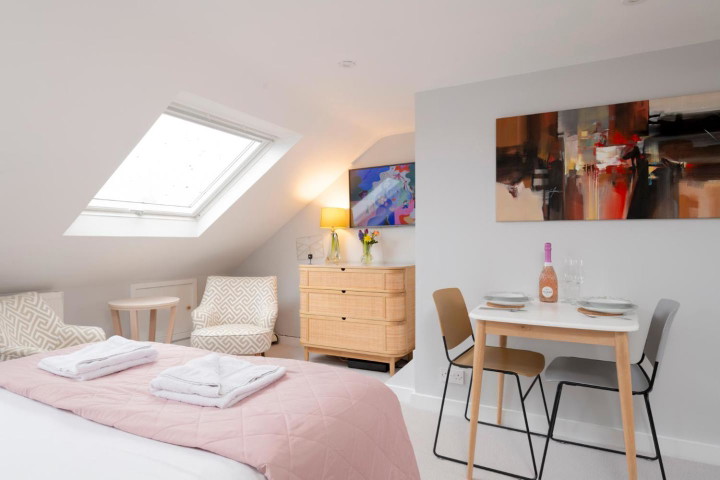 Cosy Loft Retreat, King Bed, En-suite, Kitchenette, Homestay - Sussex