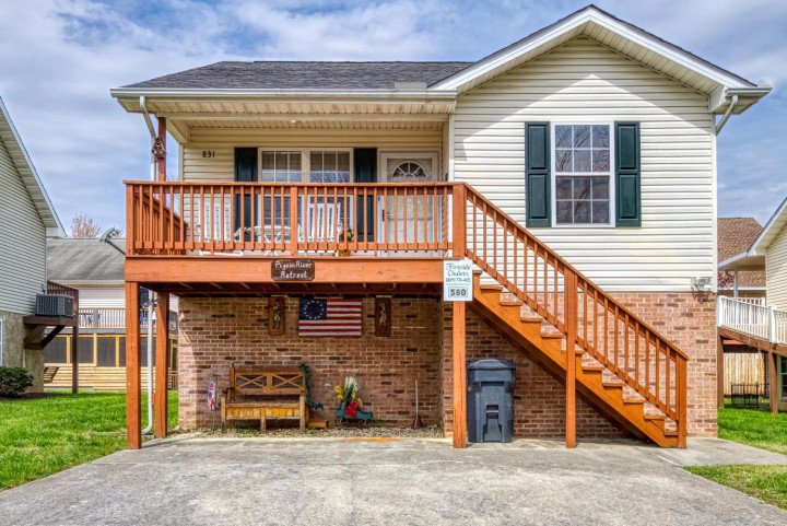 Pigeon River Retreat - Pigeon Forge, TN