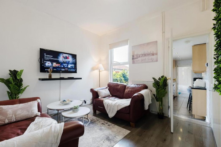 Holiday Home - 3 Bedroom House In Luton - For Families - Contractors - Tourist - Amazon Prime - Luton