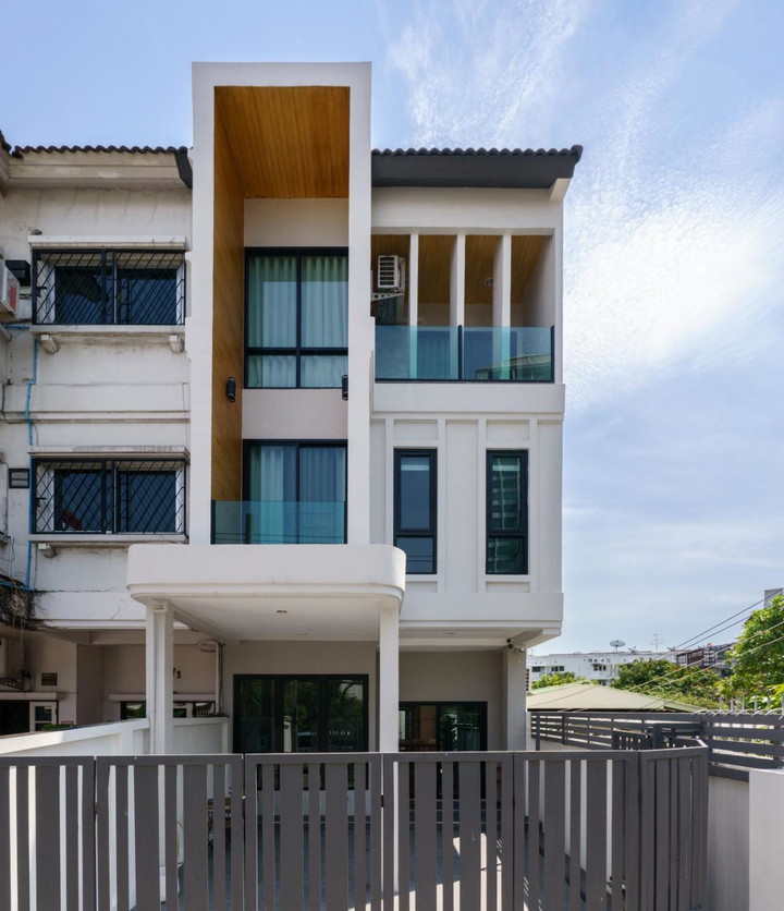 Cozy Spacious 4br Villa, 12pax, 200m Bts Phrakhanong, 10min Thonglo, Fast 500mbps Wifi - Bangkok