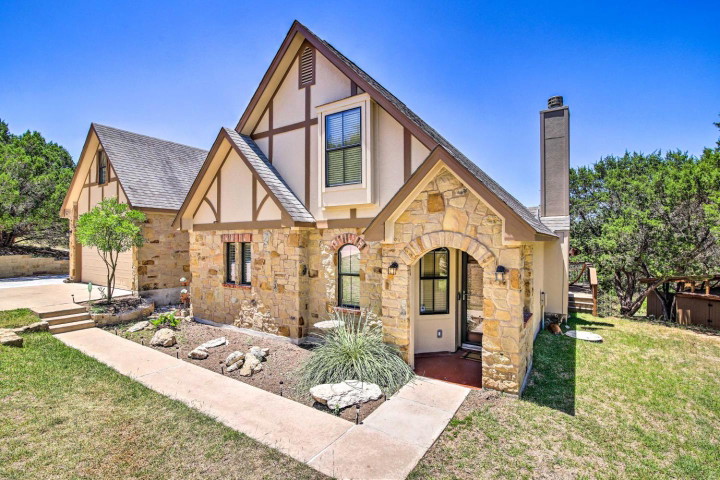 Game Room + 1-acre Yard! Lake Travis Retreat - Lake Travis, TX
