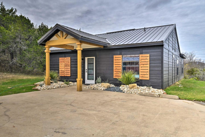 Graford Cabin W/ Rooftop Deck & Lake Views! - United States