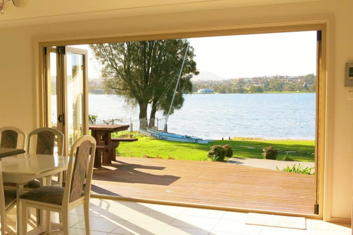 Waterfront Lakeside Cottage Primbee - Wollongong