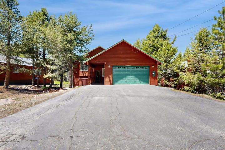 Woodland Retreat With Private Multi-level Deck & Backyard Creek - Truckee, CA