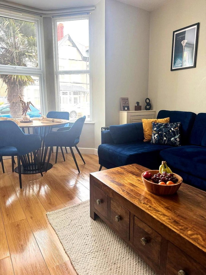 Stylish Ground-floor Flat, Walk To Beach & Parking - Conwy