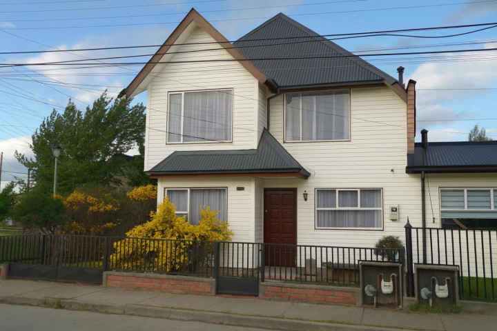 6 Personas - Casa Amplia Y Acogedora En Zona Residencial - Puerto Natales