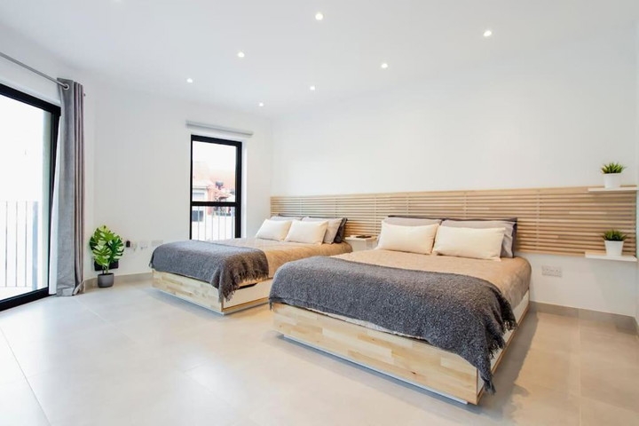 The Residence City Centre - Modern Family Apartment With Rooftop Pool & Terrace - Children Stay For Free - San Roque
