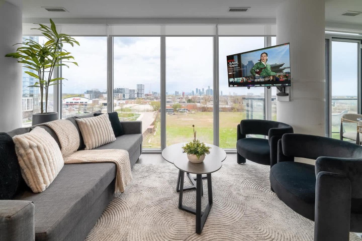 Modern 3br Condo Sleeps 8 With Floor-to-ceiling Views - Toronto