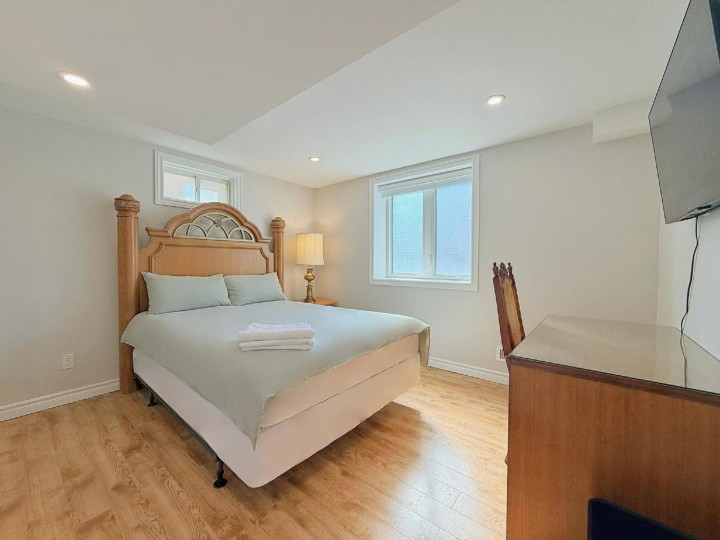 Cozy Rooms In Bright Walkout Suite - Newly Renovated In 2026 - Ontario