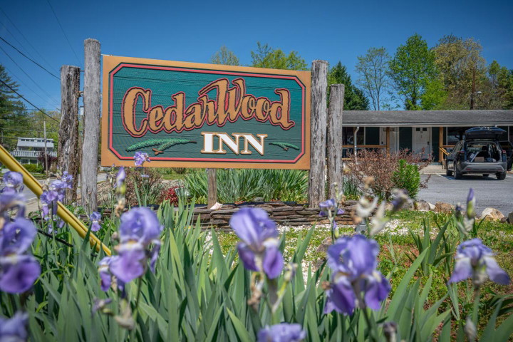 Cedarwood Inn - Hendersonville, NC