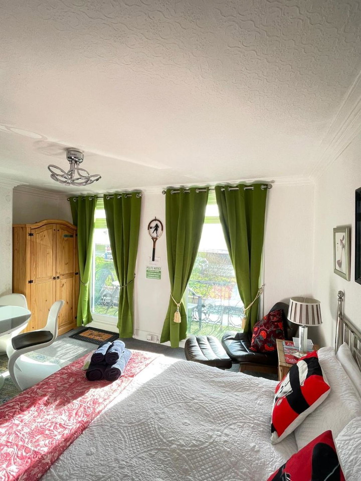 "The Celebration" Balcony Seafront Apartment - イーストボーン