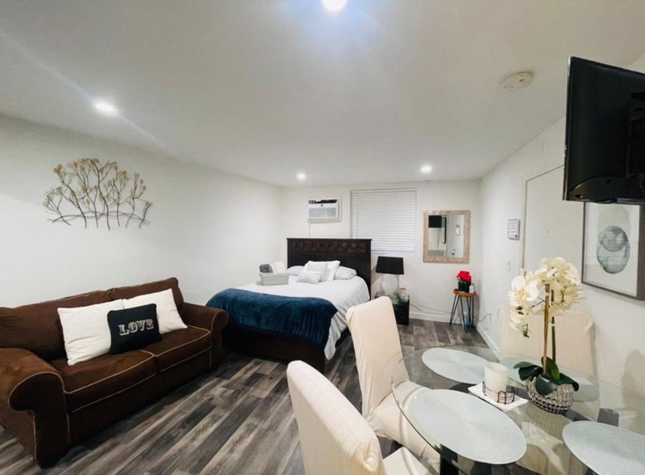 Lovely Sherman Oaks Studio - Los Angeles