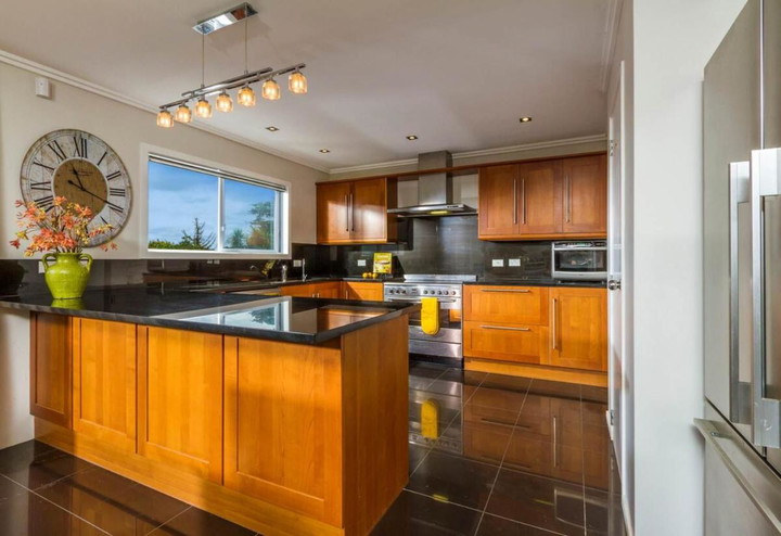 Coastal Retreat 4b3b W Sea Views Castor Bay Ns - Auckland