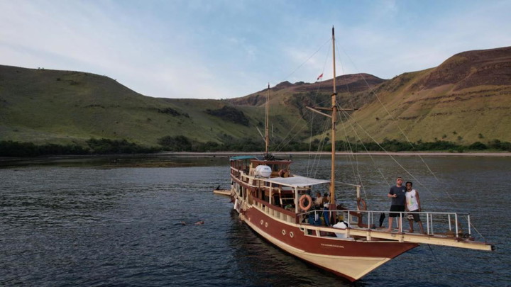 Semi Phinisi Boat Labuan Bajo Komodo Tour - Labuan Bajo