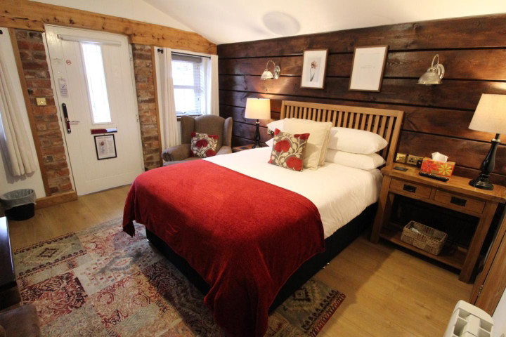 Boutique Garden Lodge @ The Larches - Staffordshire