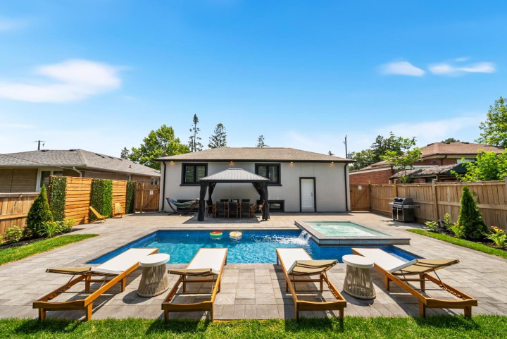 5 Bedroom Luxury Spa Escape With Pool & Jacuzzi - Toronto, ON