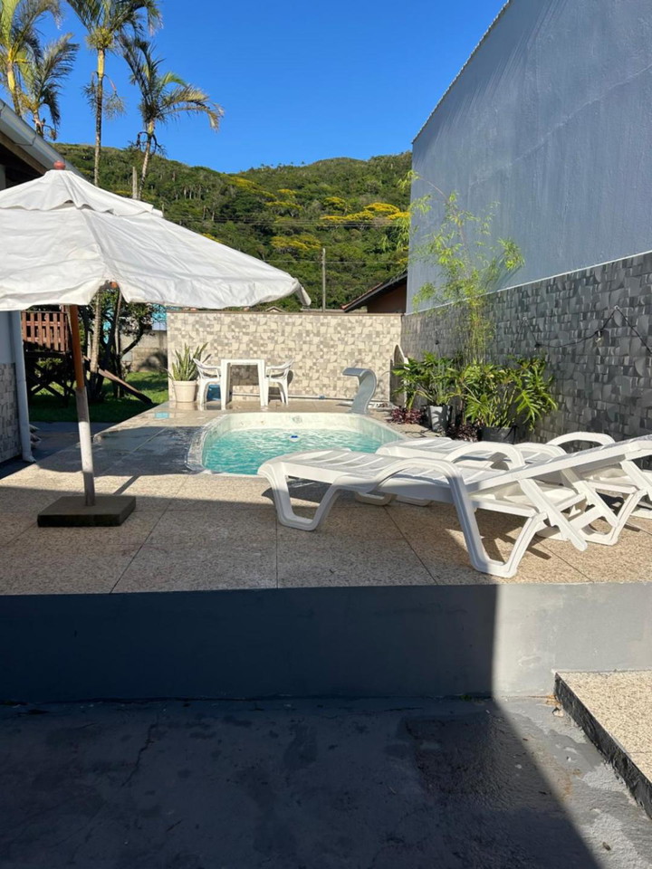 Casa De 2 Dormitórios Com Piscina E Quintal - Florianópolis