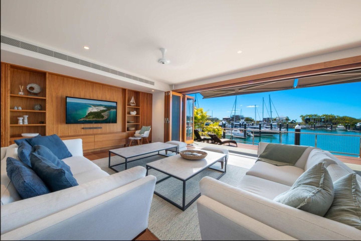 Airlie Beach Marina-front Luxury At 10 The Cove - Airlie Beach