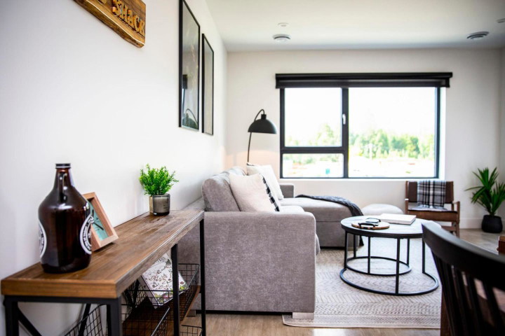 The Shred Shack - Stylish Revelstoke Condo - Revelstoke