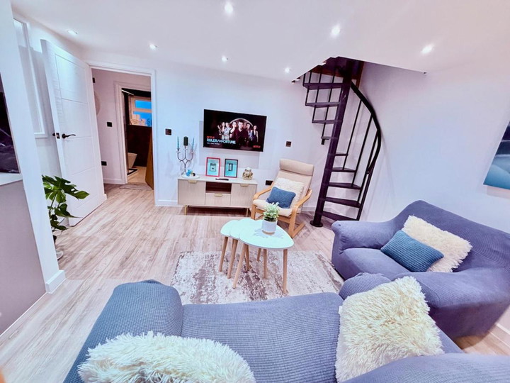 Bright Modern Apartment - Staffordshire