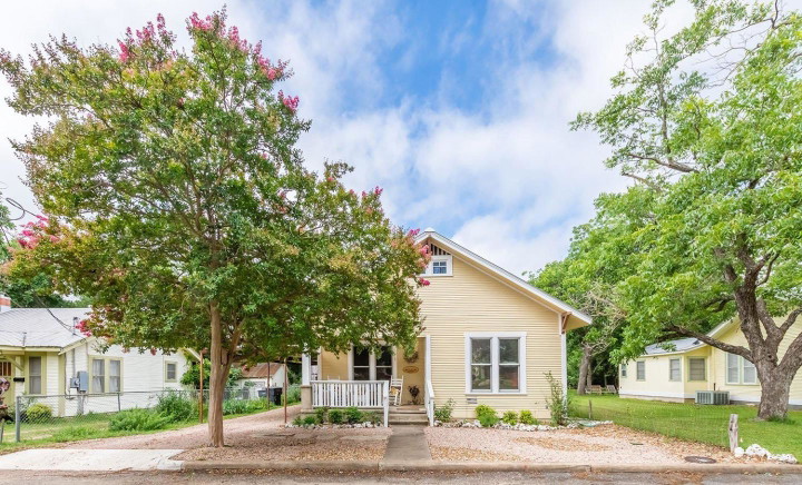 Mistletoe House - Fredericksburg, TX