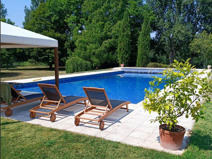 Beautiful Riverside Boathouse - Charente
