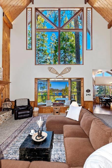 Stunning Lake View Game Room Spa Walk To Village - San Bernardino, CA