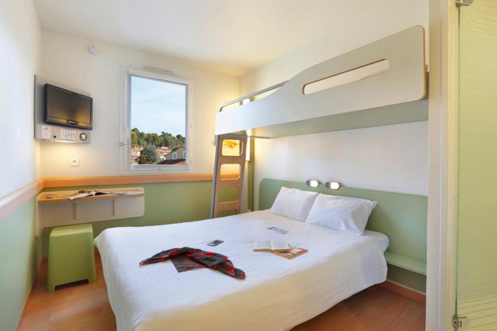 First Inn Hotel - Saint-Saturnin-lès-Apt
