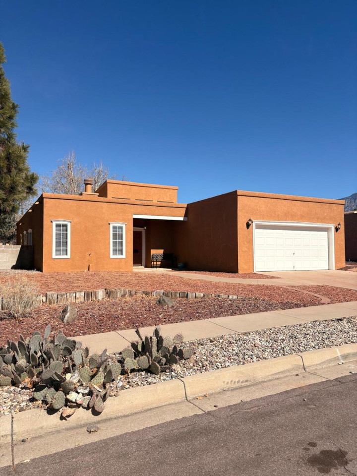 Desert Charm Retreat With Pool Table In Ne Heights - Albuquerque