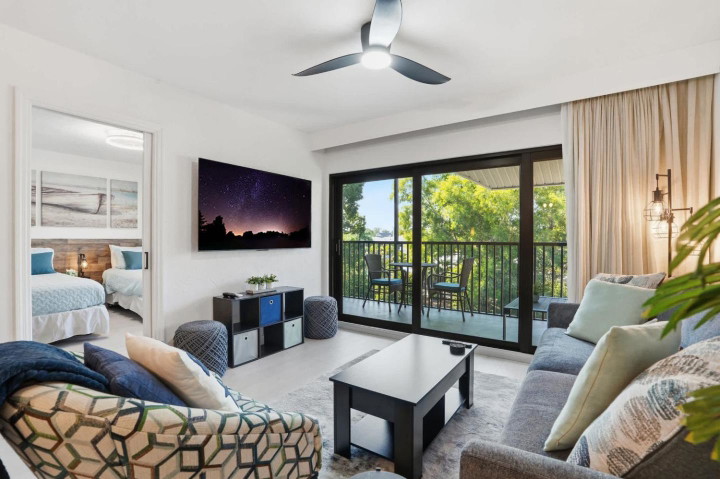 Lake And Fountain Views - Designer Furnished - Naples, FL