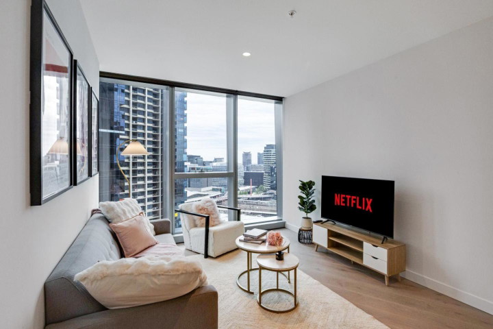 Cbd Elegant 2br Apt With Pool, Gym & City Views - Williamstown
