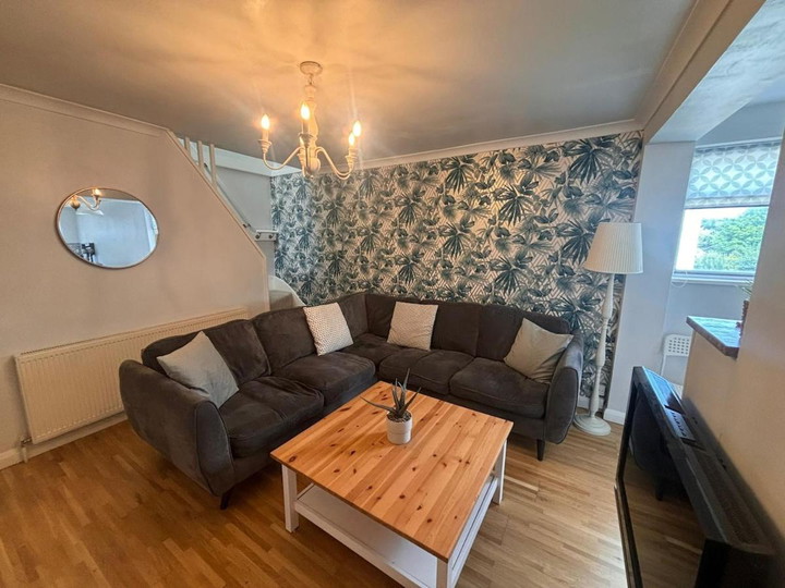 Stylish & Spacious 2 Storey, 3 Bed Apartment - Kent