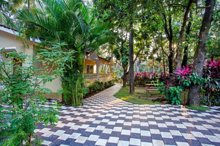 Hill Top Goa Lodge - 果阿邦