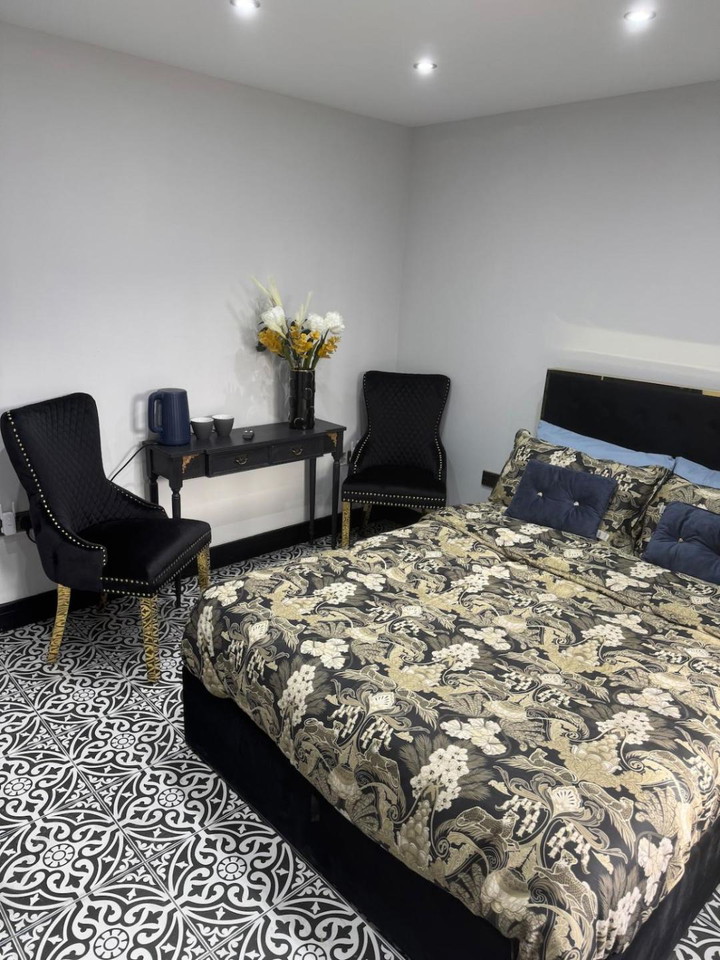 Marble Black Suite - Gloucestershire