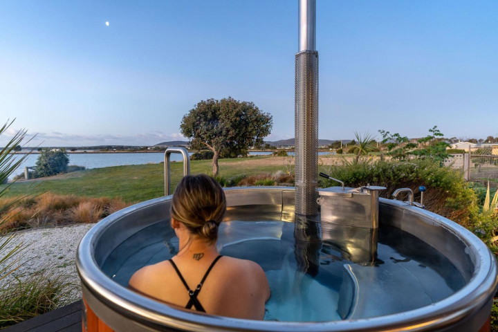 Stargazers Waterfront Hot Tub Cottage Tasmania - Tasmania