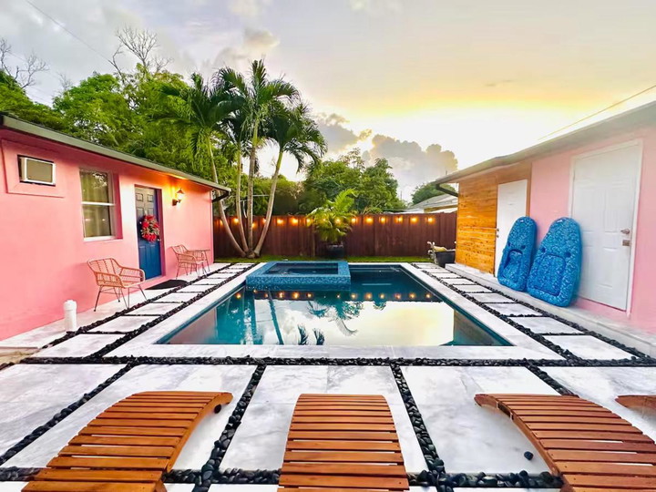 Beach Glam Abode - King Bed, Bbq, Beach Gear - West Palm Beach, FL