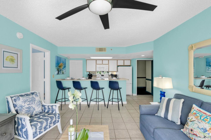 Seas The Breeze, Poolside Condo Near The Beach - Stock Island, FL