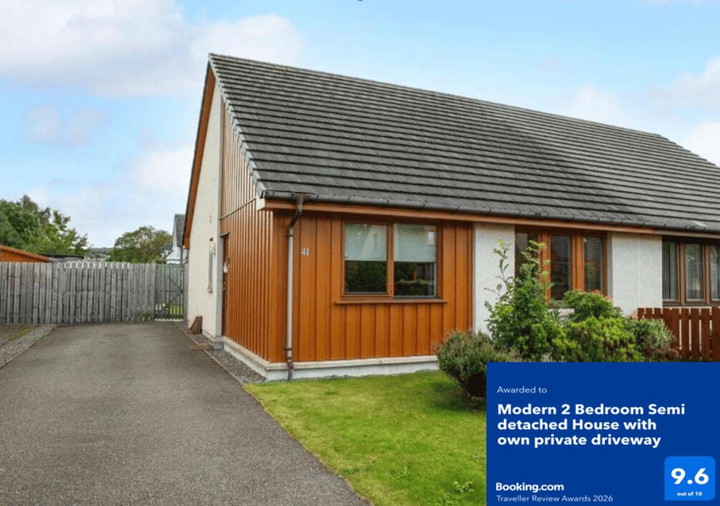 Modern 2 Bedroom Semi Detached House With Own Private Driveway - Loch Ness
