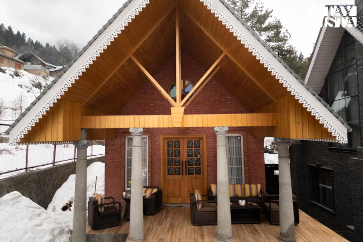Frozen Fall At Dewdrop Cottages By Stayvista - 2bhk With Sports Turf & Gazebo - Gulmarg