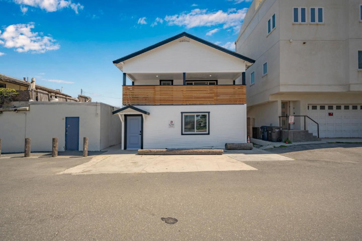 Sunset Beach Retreat Next To Water Tower And Ocean - Long Beach, CA