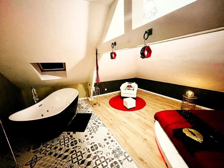 Redroom Loveroom Chambre Spa Privative Insolite Thème 50 Nuances De Grey - Valenciennes