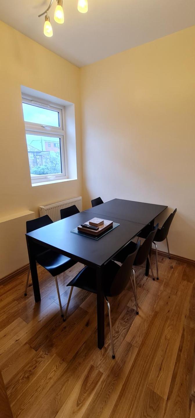 London Luxury 3 Bedroom Large Apartment, Aircon, Free Parking, Station 4 Mins Walk - Ilford