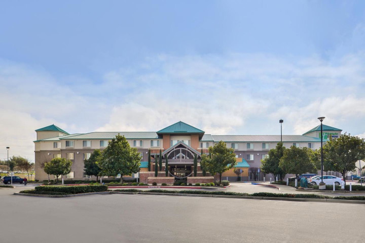 Holiday Inn Express & Suites Elk Grove Central - Hwy 99 By Ihg - Sacramento, CA