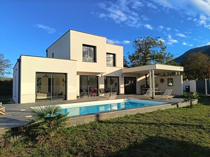 Maison Contemporaine Piscine Terrain De Boules - Morestel