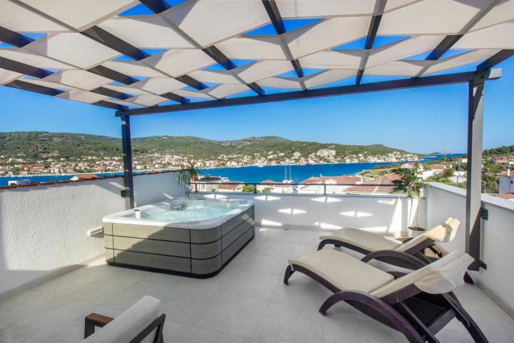 Villa Dalmatian Child With Swimming Pool, Close To The Beach - Croatie