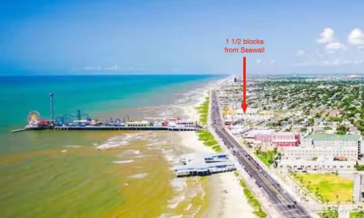 The Tides Of Galveston Pet Friendly Walk To Beach - Galveston, TX