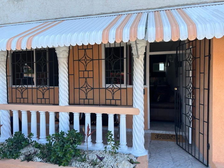 Sleeps2 - Private Pool - King Bed - Aircon - Montego Bay