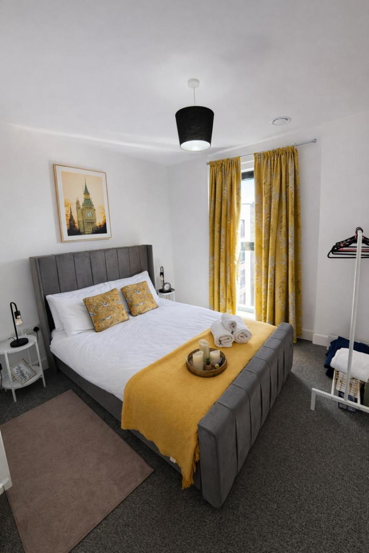 Luxe 1br Apartment With Balcony - Free Parking - Beaconsfield, UK