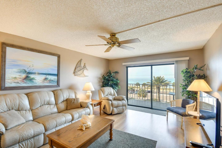 Walk To Madeira Beach: Coastal Condo W/ Balcony - Madeira Beach, FL
