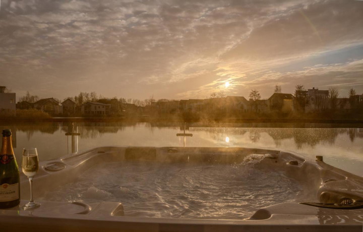 Lakeside Cotswolds Retreat With Private Hot Tub Set On Lower Mill Estate - Somerford Keynes